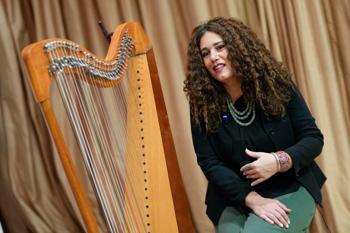 Ana Crismán, la primera arpista mundial que ha encontrado el duende del ...